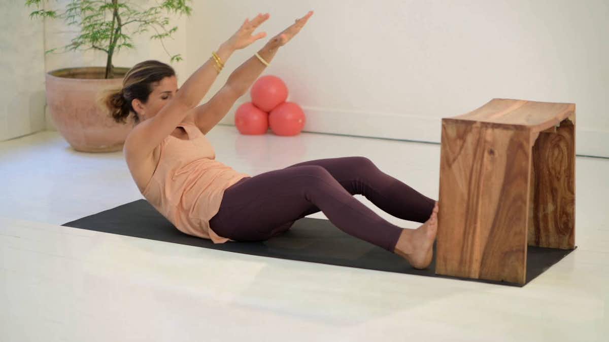 Regarder Pilates avec chaise | Gaia Français