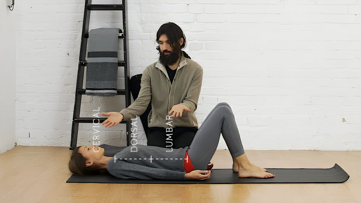 Disfruta Postura de meditación: tumbado | Gaia Español